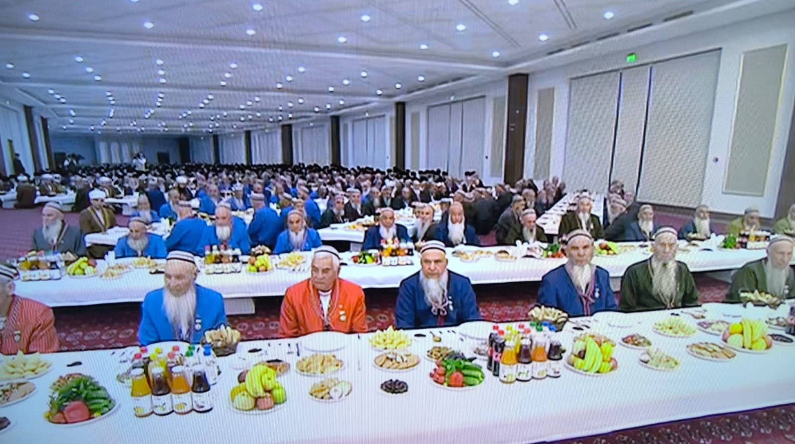 Türkmenistanyň ýolbaşçylary Aşgabatda agyz açar sadakasyny berdiler ...
