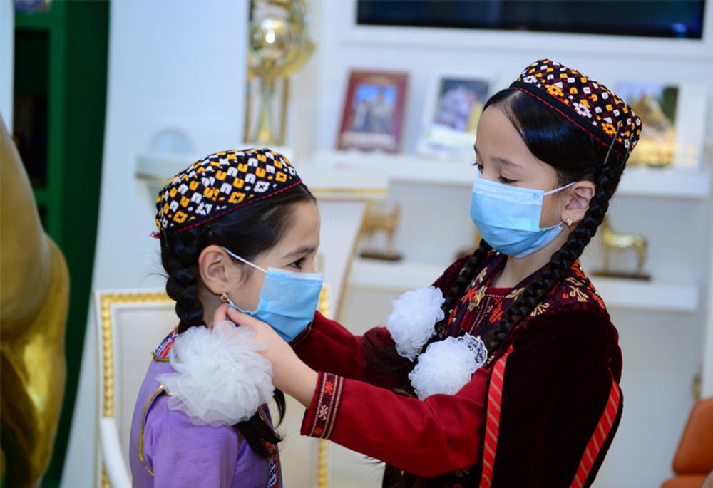 Türkmenistanda agyz-burun örtügi diňe ulaglarda we ýapyk binalarda ...